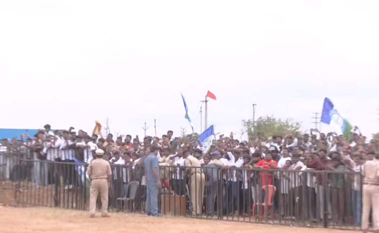 నూత‌న వ‌ధూవ‌రుల‌కు వైఎస్ జ‌గ‌న్ ఆశీర్వాదం.. డోన్‌లో అభిమానుల సందడి (చిత్రాలు) | YS Jagan Attends ...